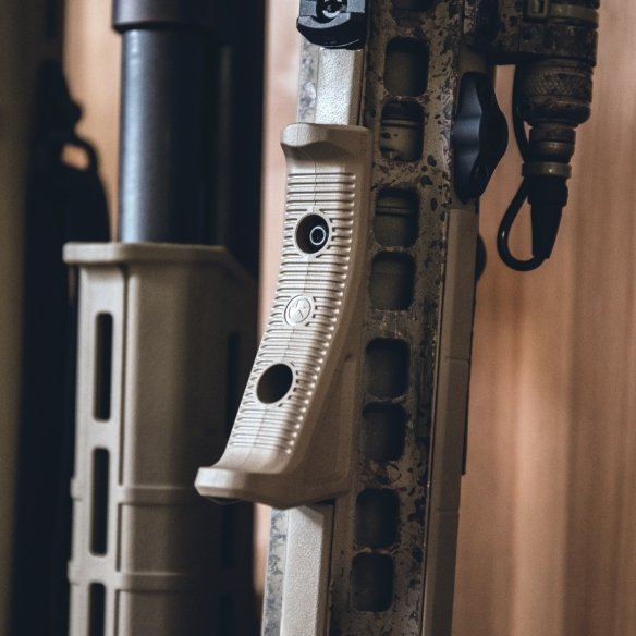 MAGPUL M-LOK AFG ANGLED FORE GRIP – FDE – Richmond GunShop
